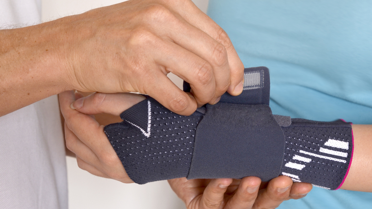 Should You Wear a Hand Brace for Sleeping? | MedCline - Medcline Europe